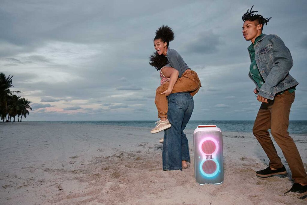 JBL PartyBox Stage 320 White Edition und JBL PartyBox Club 120 White ...